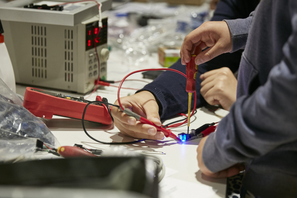 Discover electrical sounds through play | ZKM