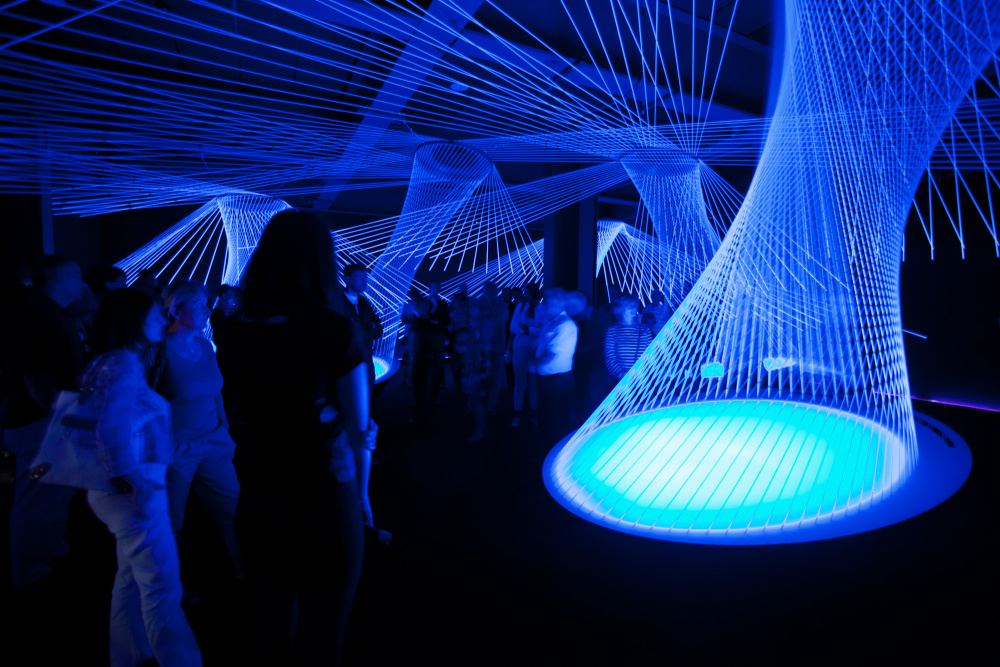 »resonate« An interactive Light and Sound Installation | ZKM
